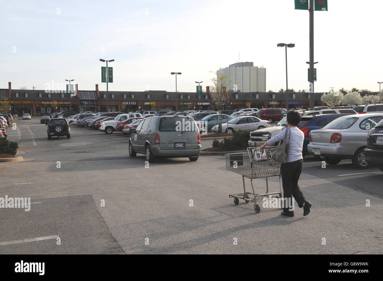 parking lot of a grocery store Stock Photo - Alamy