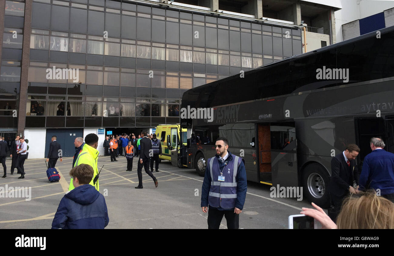 Manchester United team bus arrives at White Hart Lane for the Barclays ...