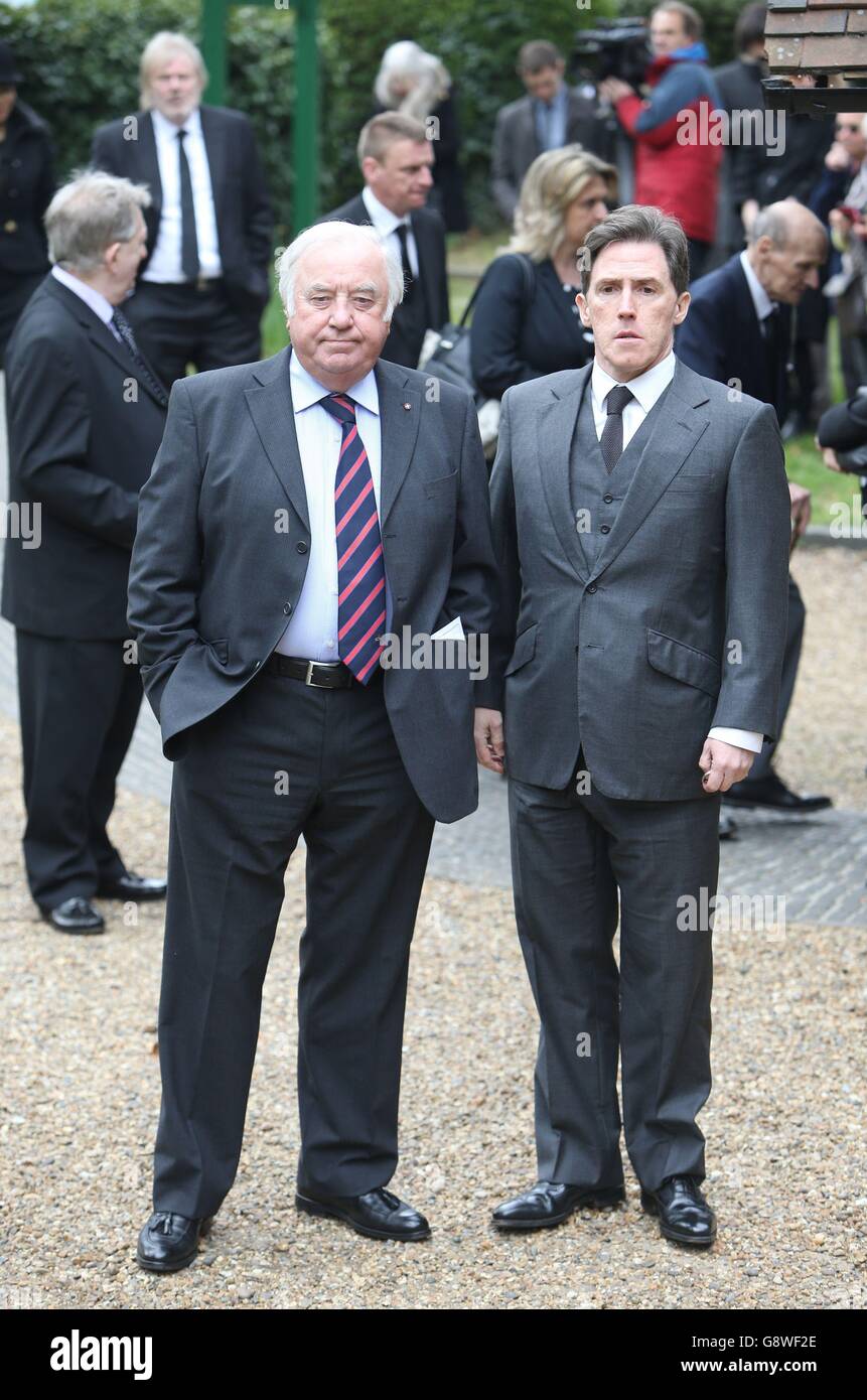 Ronnie Corbett funeral Stock Photo - Alamy
