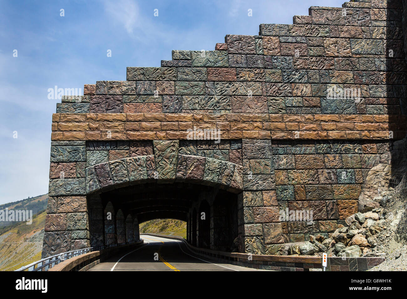 big sur rain rocks rock shed california Stock Photo - Alamy