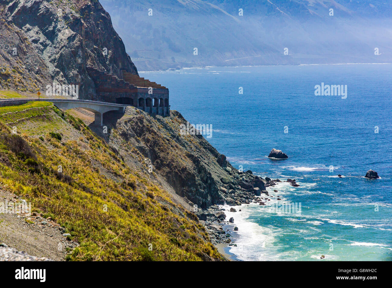 big sur rain rocks rock shed california Stock Photo - Alamy