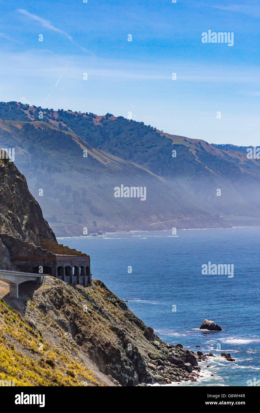 big sur rain rocks rock shed california Stock Photo - Alamy