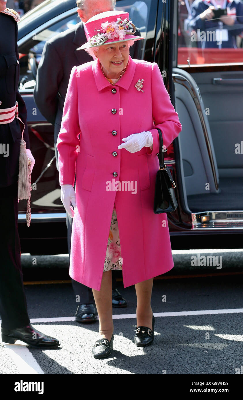 Queen elizabeth delivery office hi-res stock photography and images - Alamy