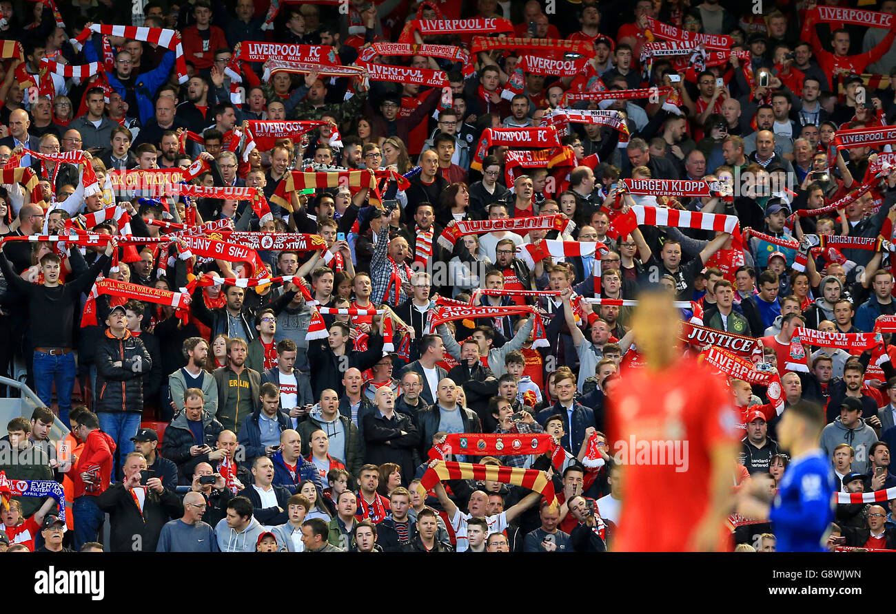 Liverpool fans in stands anfield hi-res stock photography and images ...