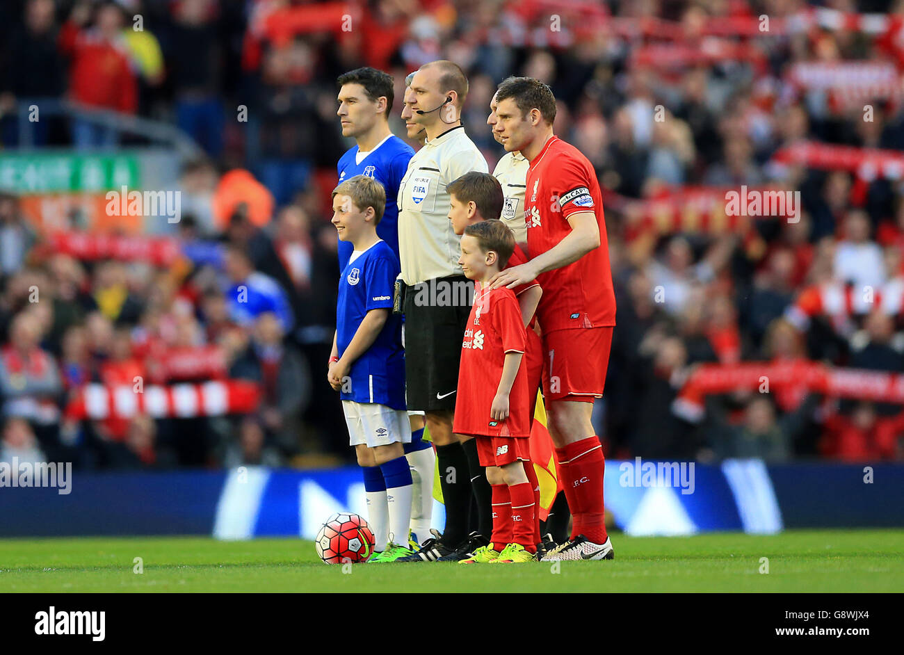 Liverpool gareth barry anfield hi-res stock photography and images - Alamy