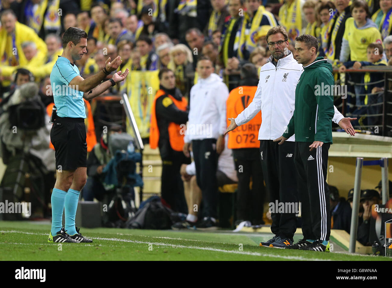 Football manager referee arguing hi-res stock photography and images ...