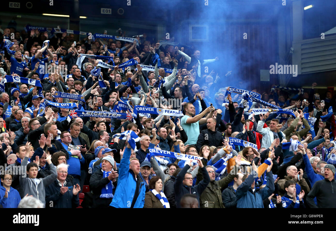 Old trafford fans cheer hi-res stock photography and images - Alamy