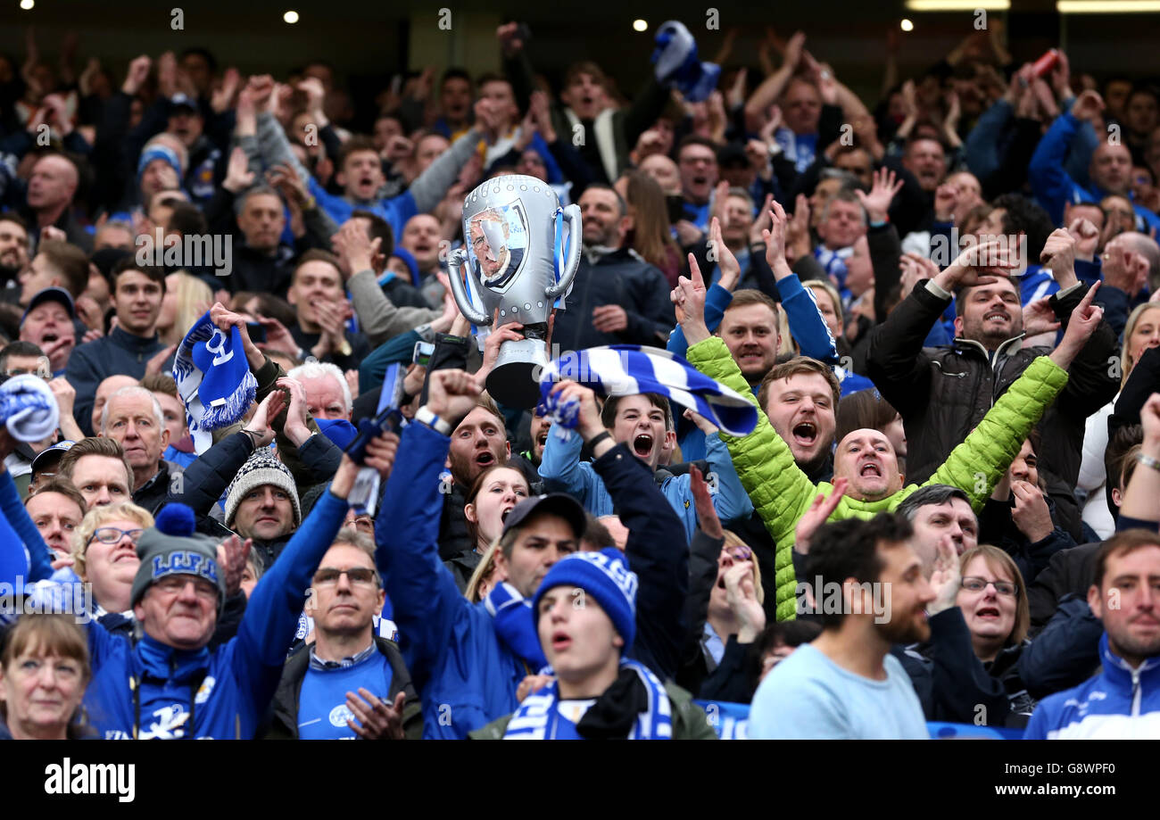 Old trafford fans cheer hi-res stock photography and images - Alamy