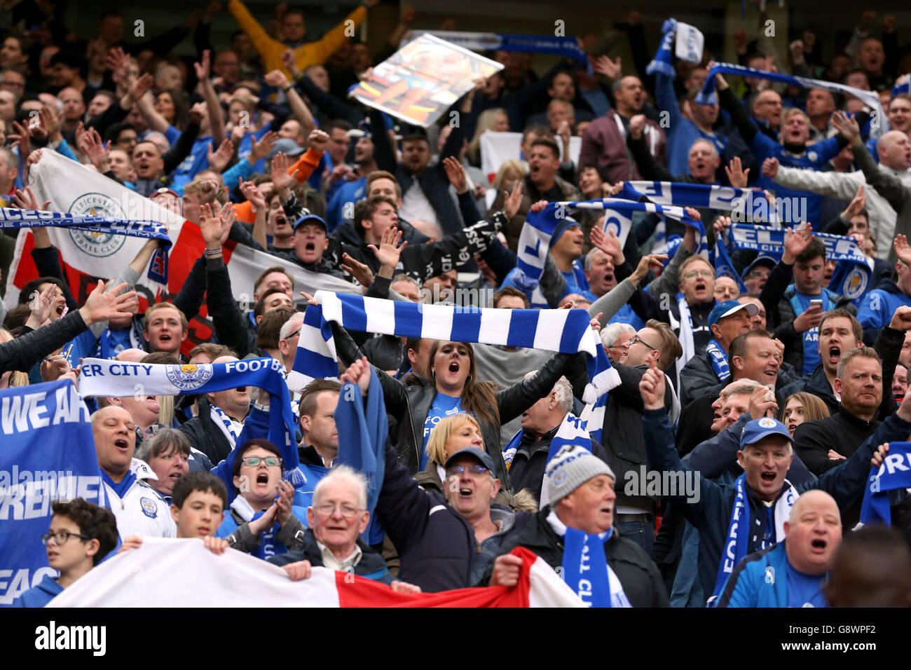 Old trafford fans cheer hi-res stock photography and images - Alamy