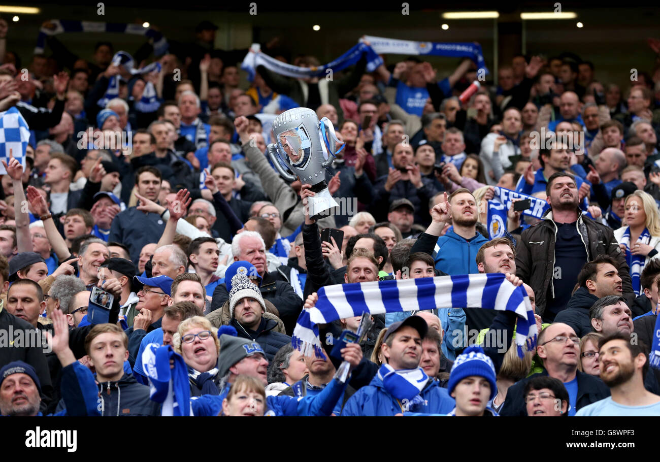 Old trafford fans cheer hi-res stock photography and images - Alamy