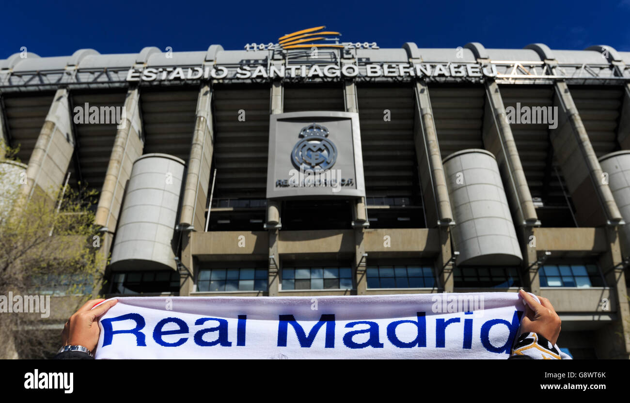 Real madrid fan outside the santiago bernabeu stadium the match hi-res ...