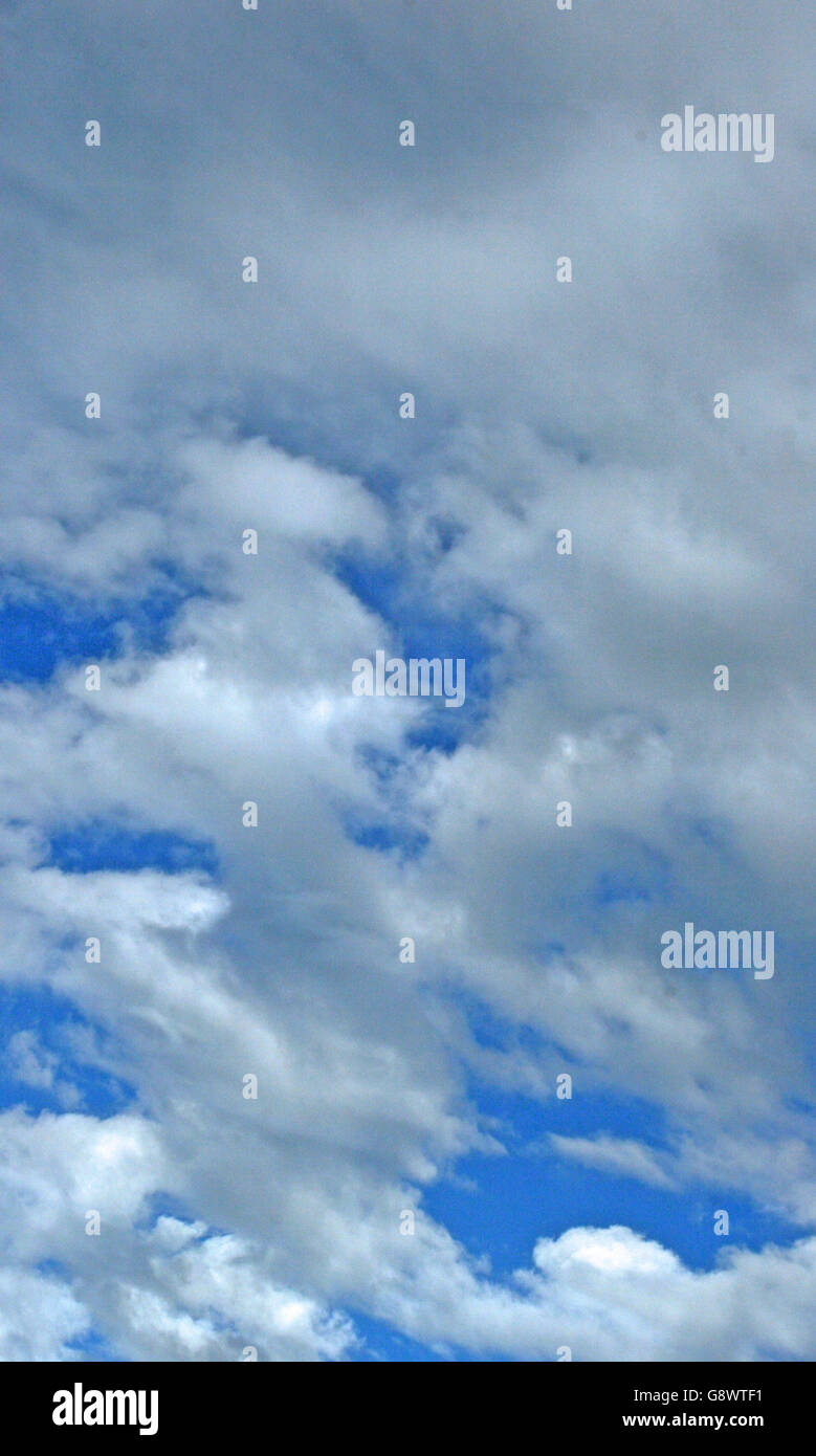 Scattered clouds sky hi-res stock photography and images - Alamy