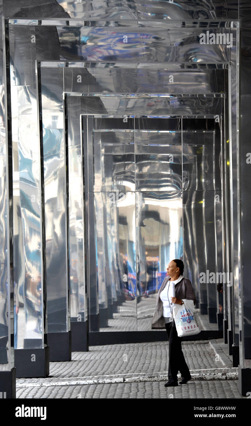 News arts mirrors hi-res stock photography and images - Alamy