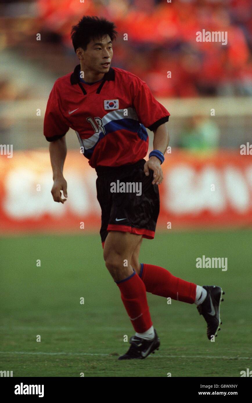 Soccer - World Cup Qualifier - United Arab Emirates v South Korea. Do ...