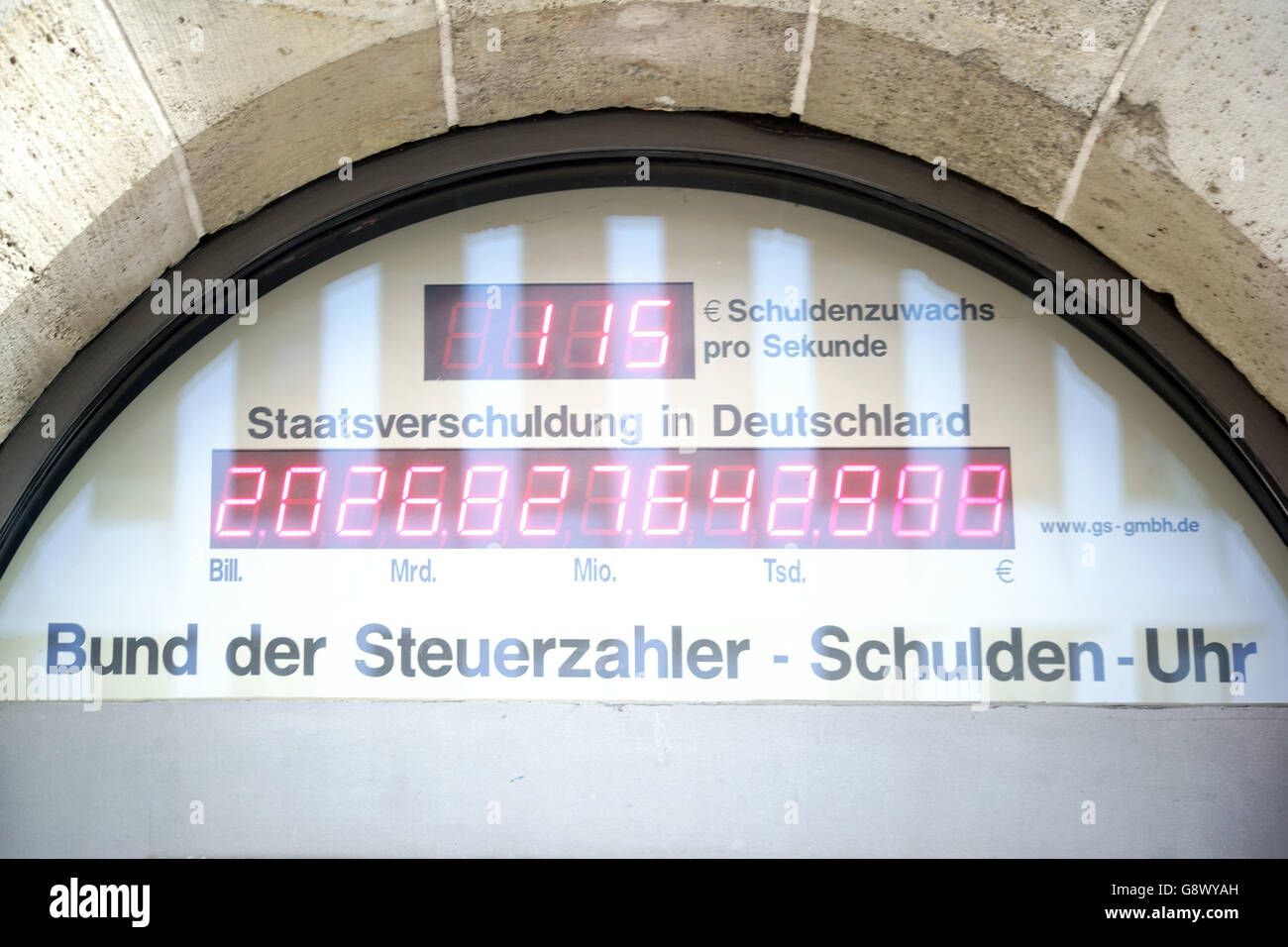 Debt clock hi-res stock photography and images - Alamy