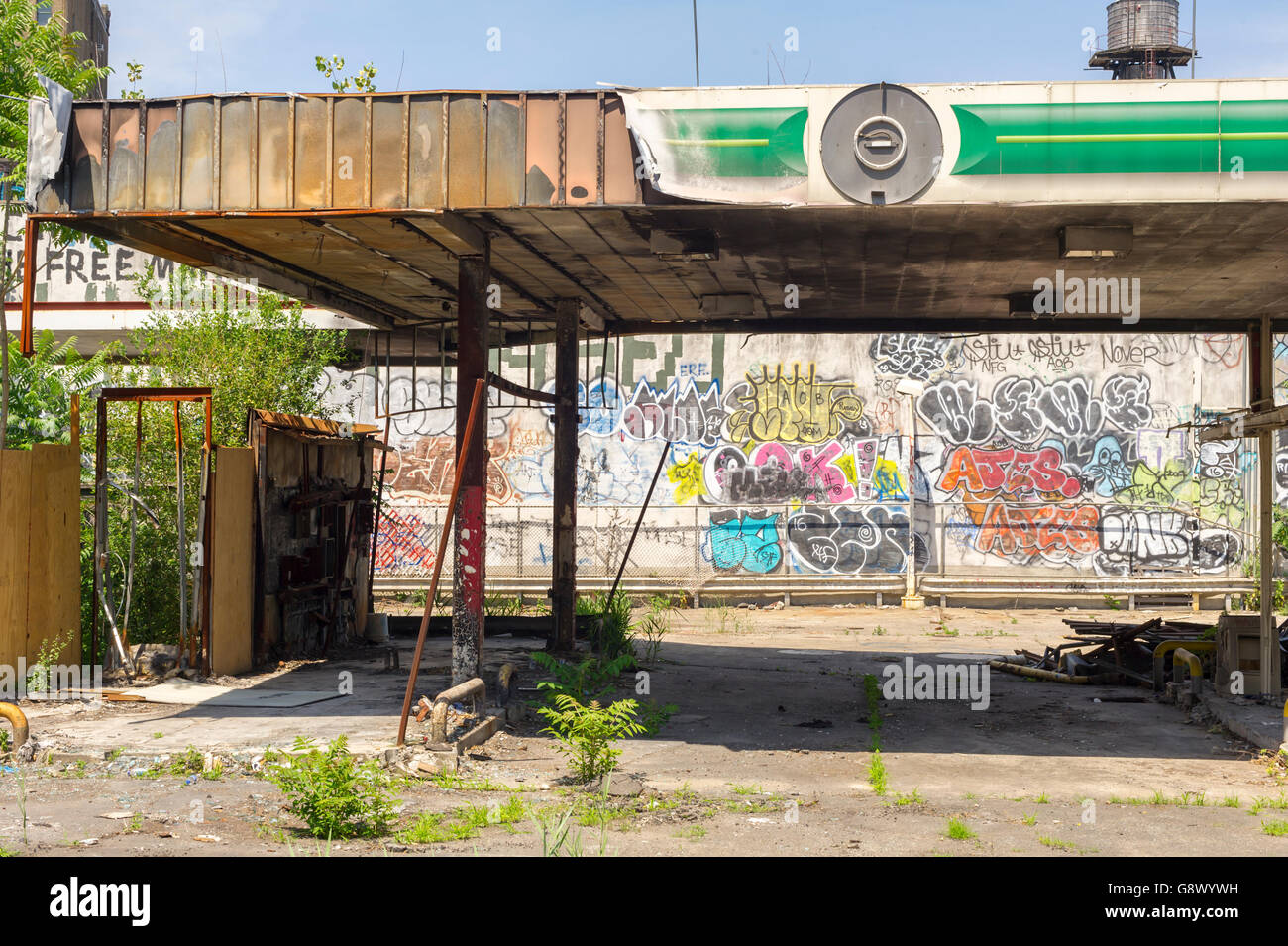 Closed gas station hi-res stock photography and images - Alamy