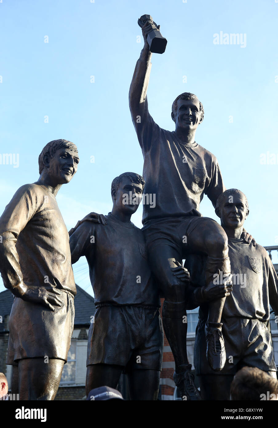 Statue outside upton park featuring bobby moore hi-res stock ...