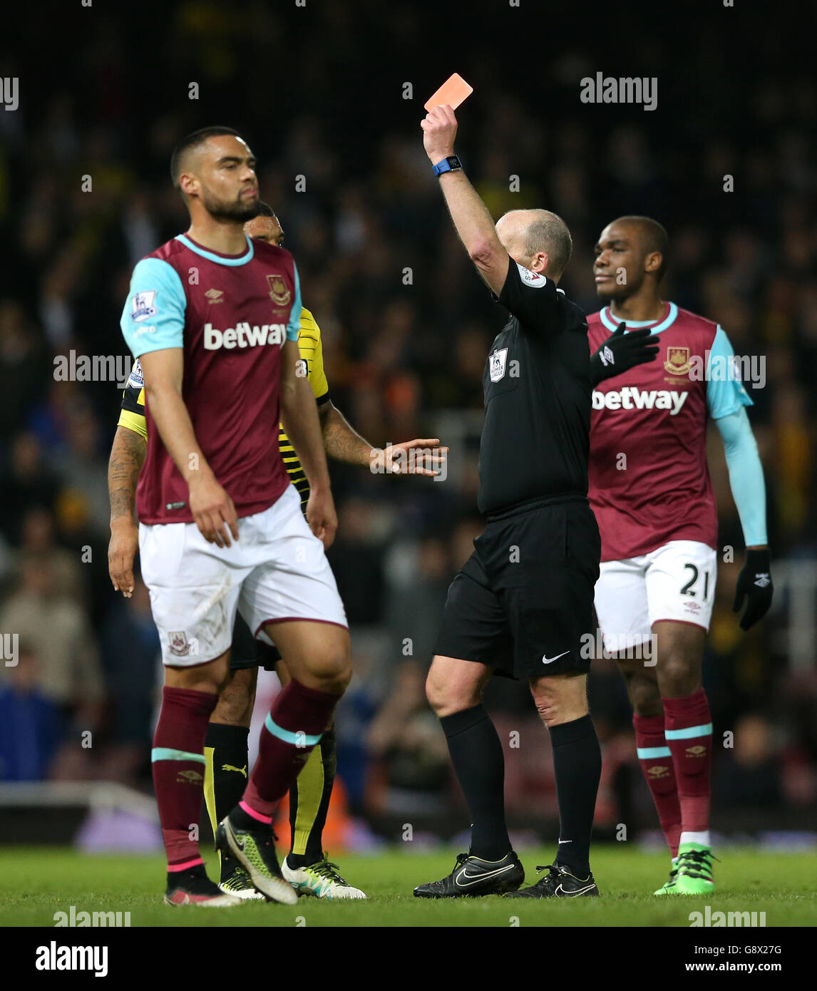 Mike dean premier league red card hi-res stock photography and images ...