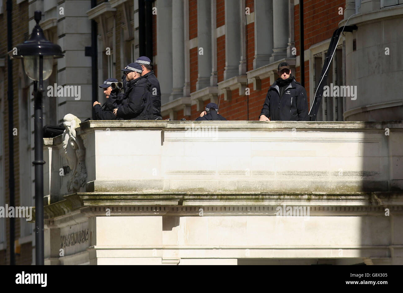 Police await the arrival of the motorcade carrying US President Barack ...