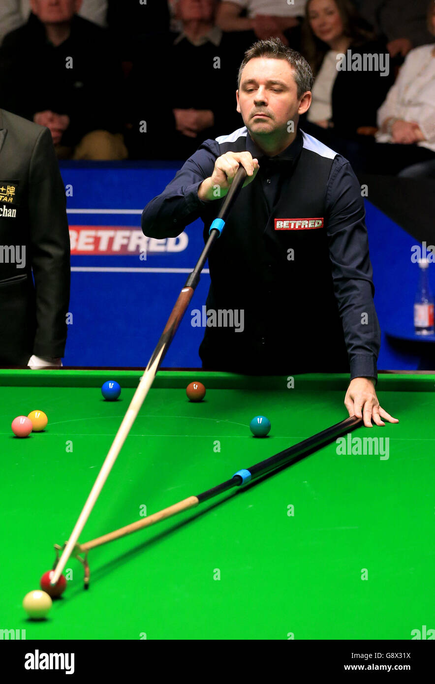 Alan McManus during his match against Allister Carter during day eight ...