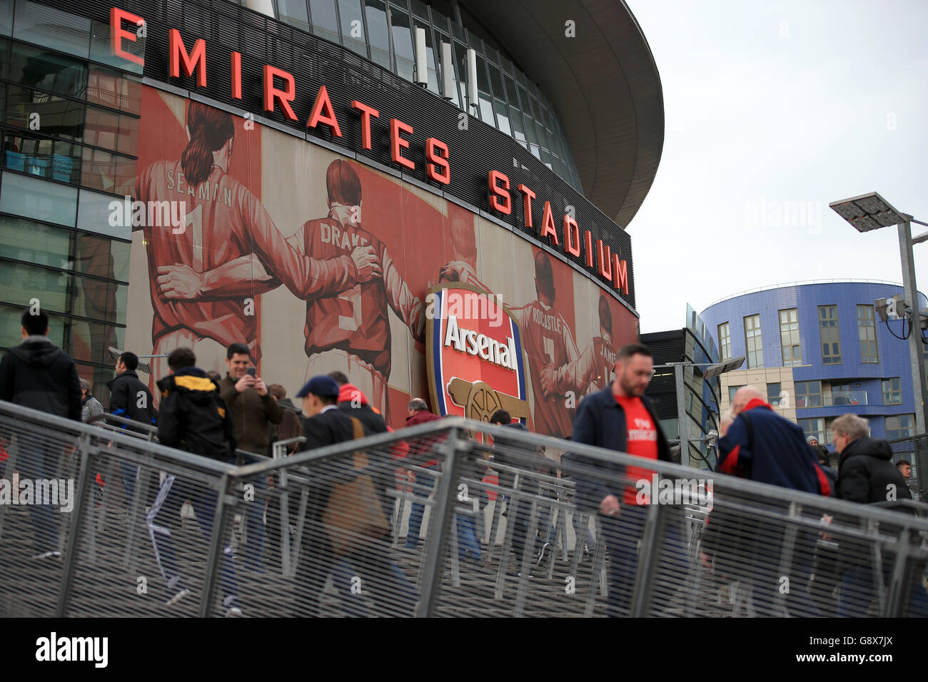 Emirates stadium logo hi-res stock photography and images - Alamy