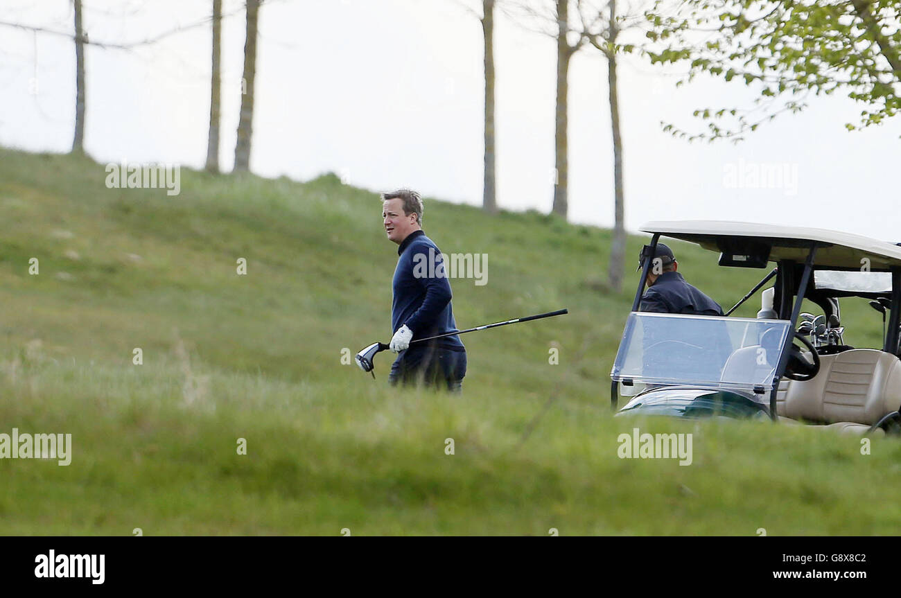 US President Barack Obama and Prime Minister David Cameron (left) play ...