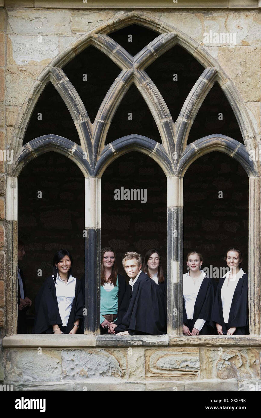 Students arrive at durham cathedral hi-res stock photography and images ...