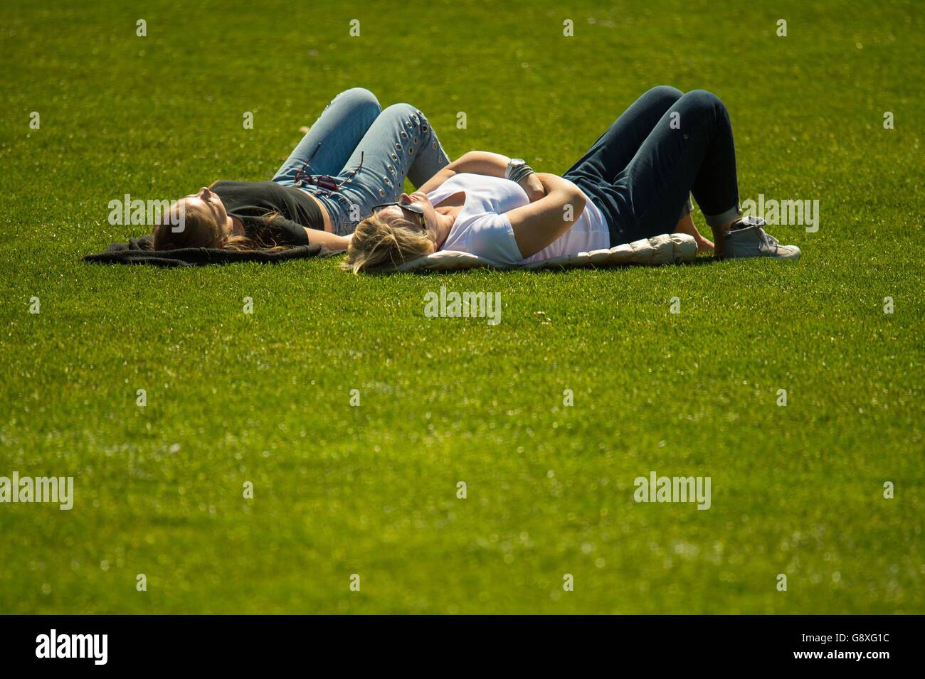 People enjoy the sun in st james park hi-res stock photography and ...