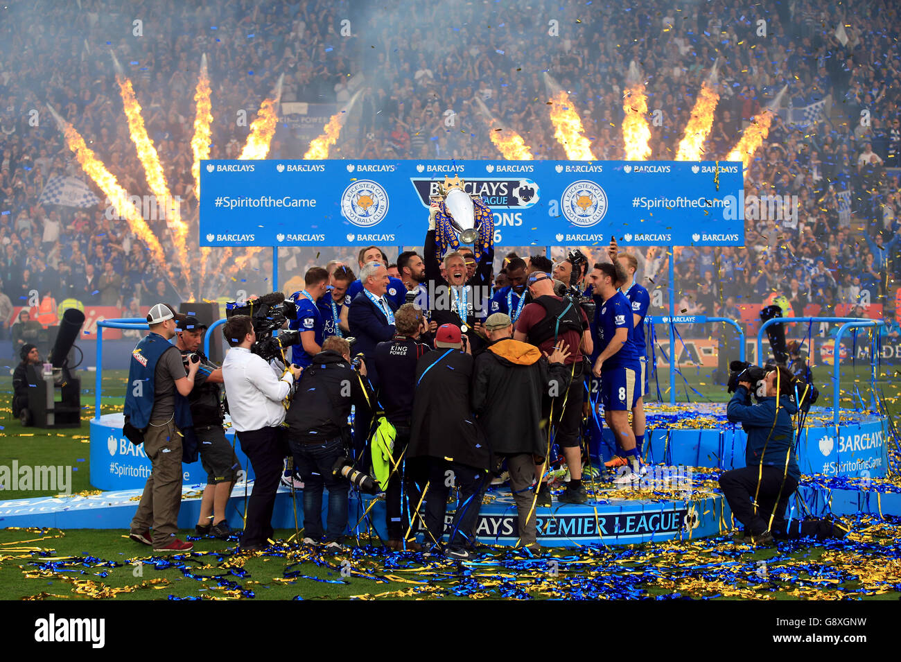 Kasper schmeichel premier league trophy hi-res stock photography and ... Kasper schmeichel premier league trophy hi-res stock photography and ...