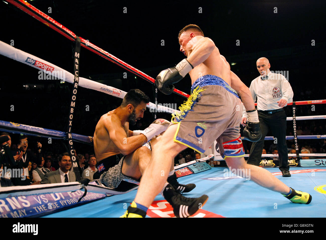 Manchester Arena Boxing. Shayne Singleton (right) knocks down Adil ...