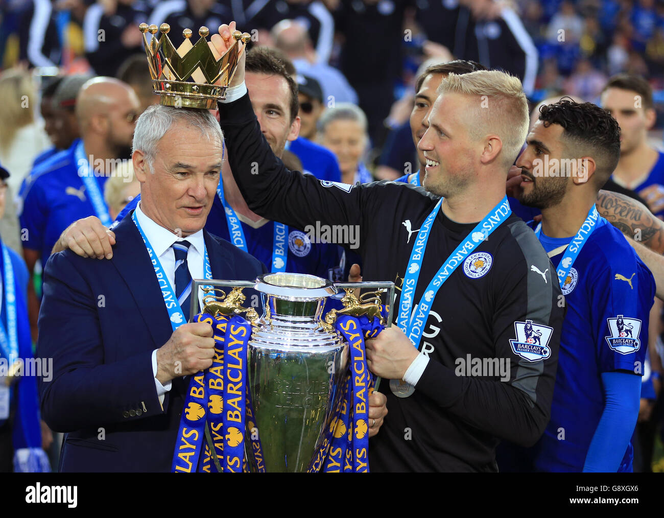 Kasper schmeichel premier league trophy hi-res stock photography and ... Kasper schmeichel premier league trophy hi-res stock photography and ...