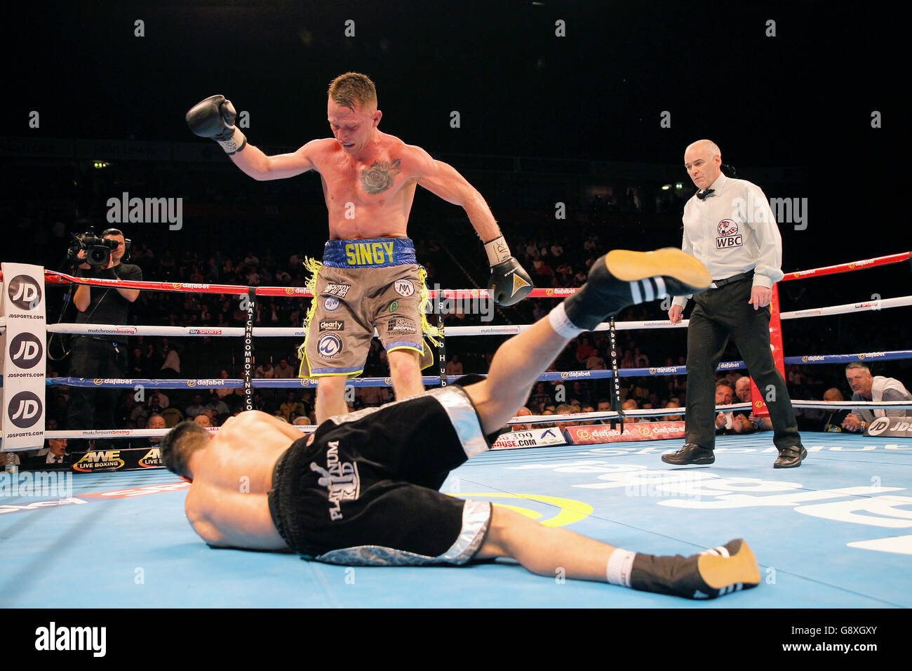 Manchester Arena Boxing. Shayne Singleton knocks down Adil Anwar during ...