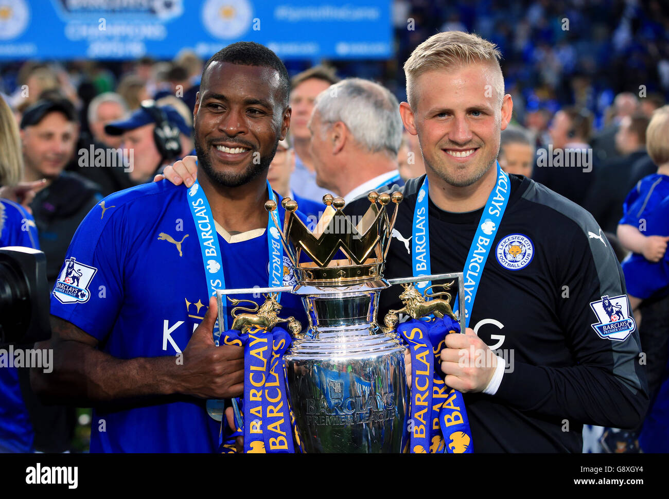 Kasper schmeichel premier league trophy hi-res stock photography and ... Kasper schmeichel premier league trophy hi-res stock photography and ...