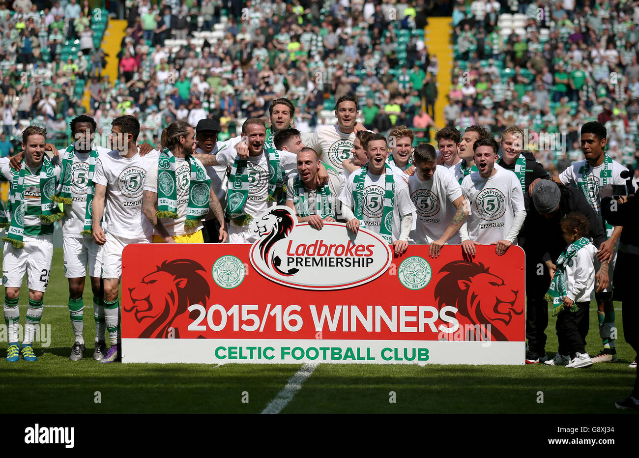 Celtic players celebrate winning league hi-res stock photography and ...