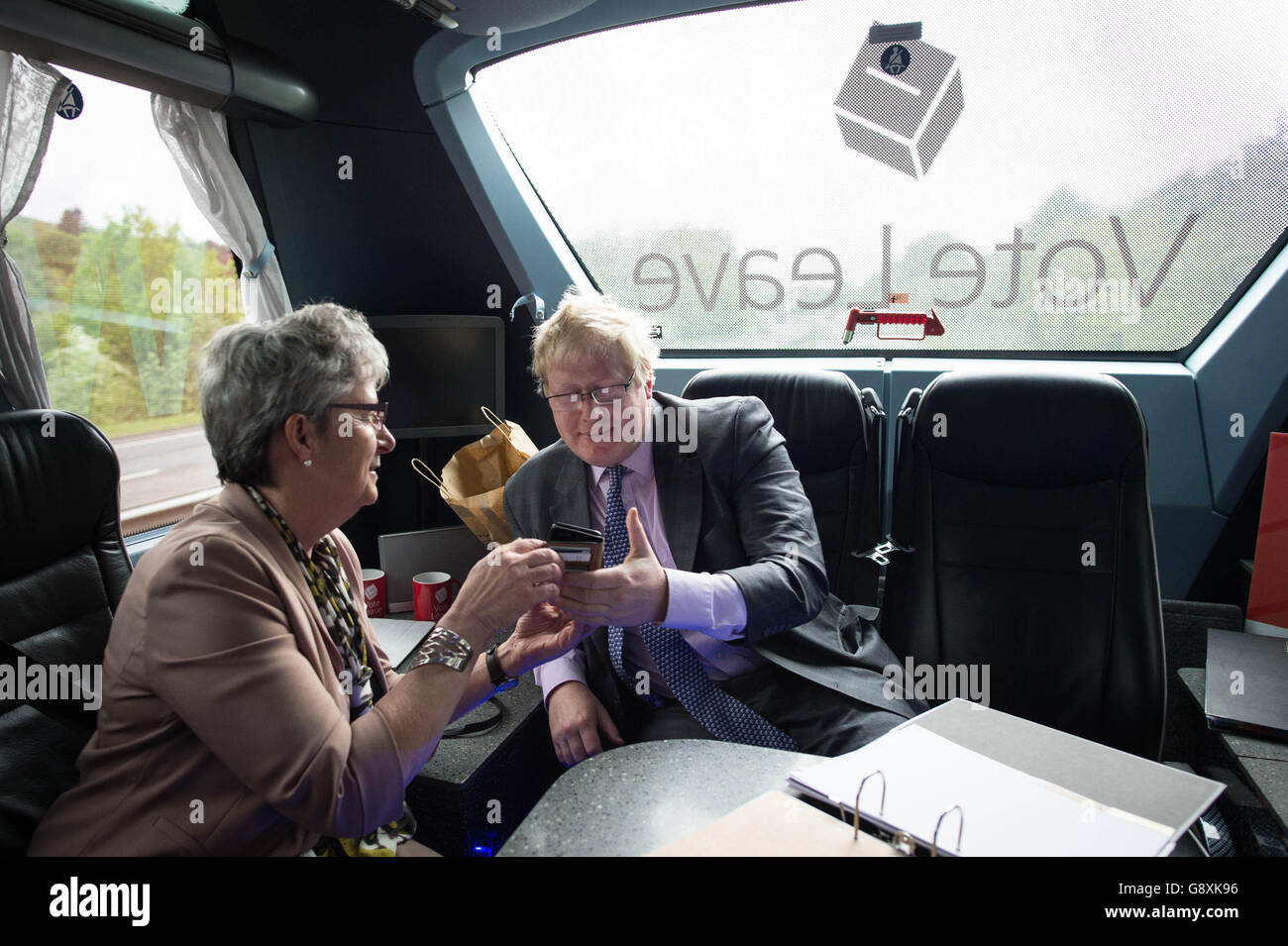 Vote leave bus hi-res stock photography and images - Alamy
