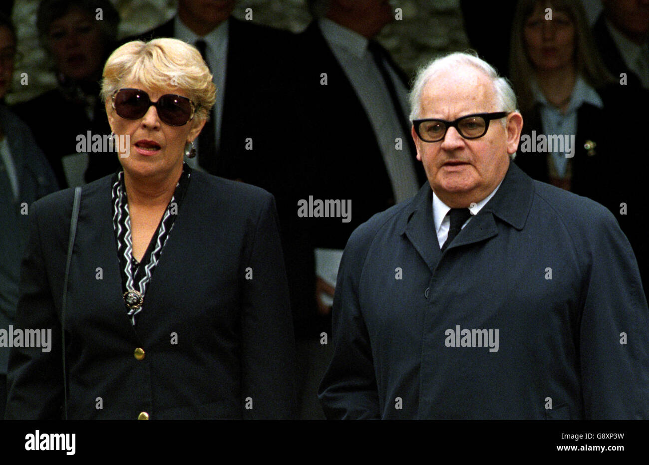Comedian ronnie barker arrives funeral entertainer leslie crowther hi ...