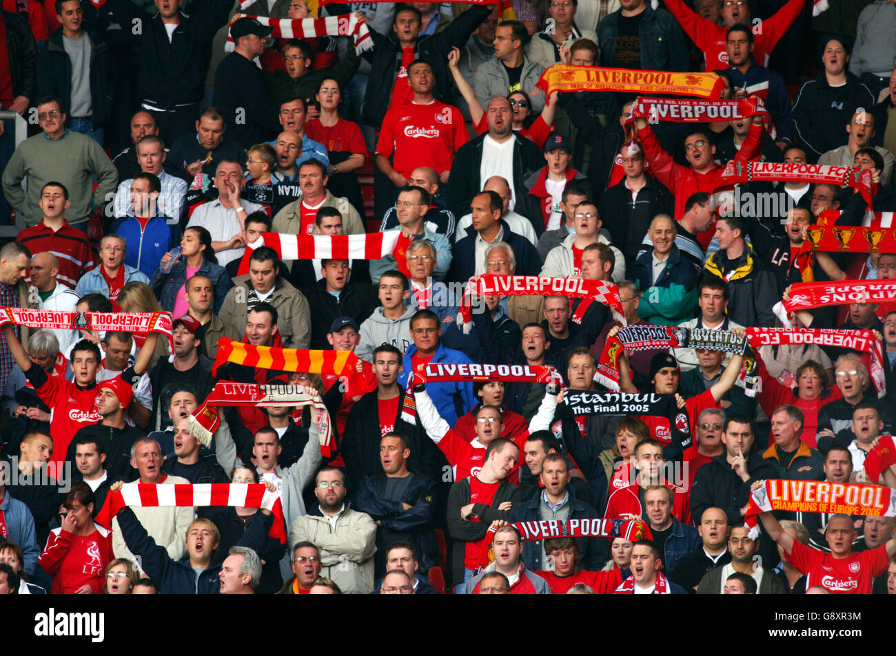 Chelsea fans show support for their team hi-res stock photography and ...