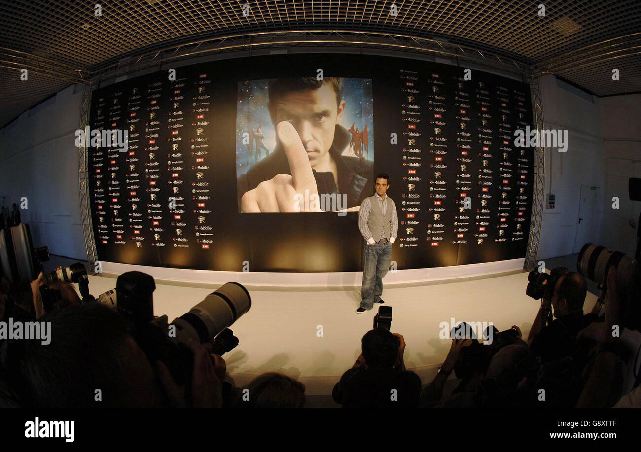 British pop singer robbie williams hi-res stock photography and images ...