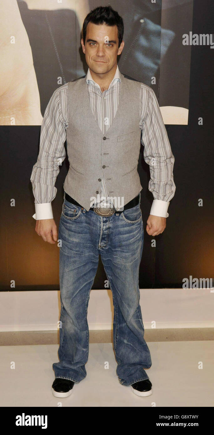 AP OUT: British pop star Robbie Williams during a photocall at ...