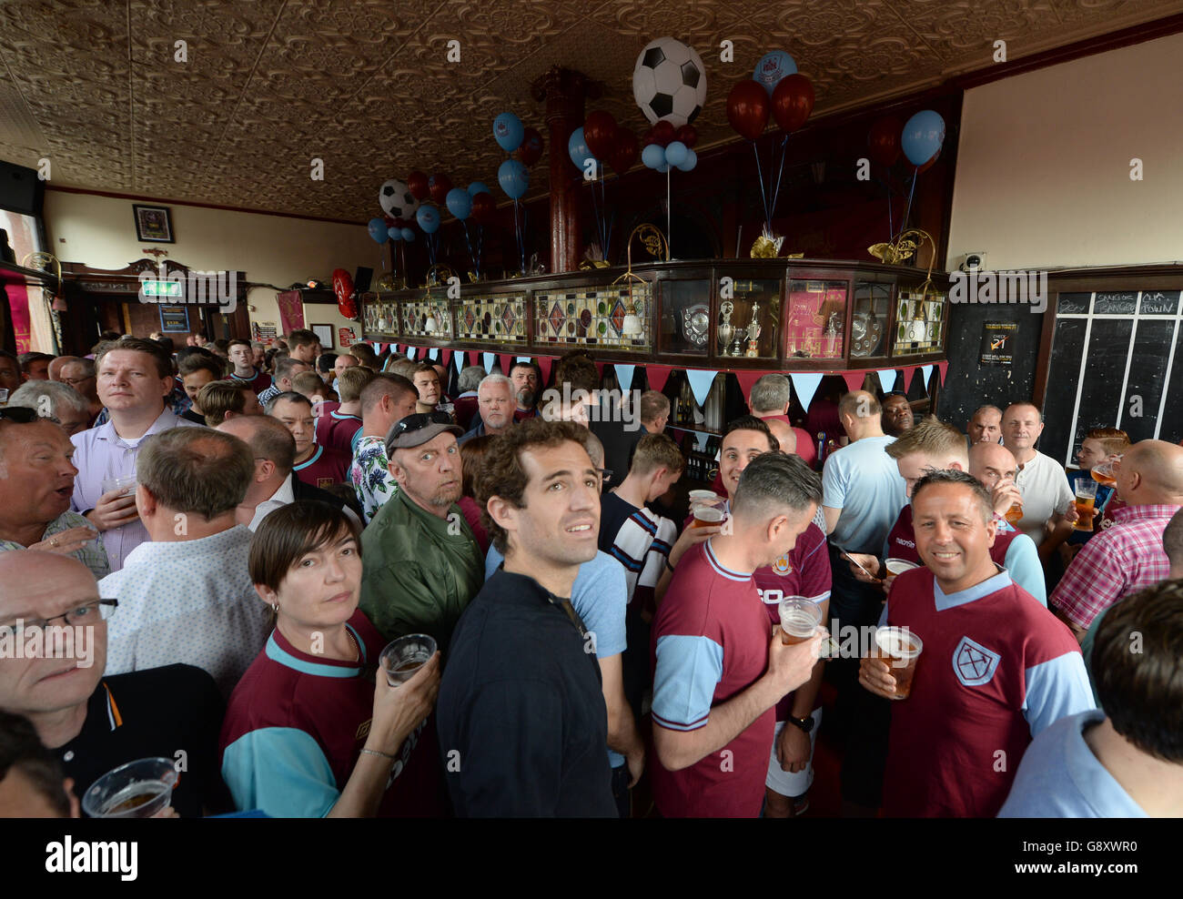 Premier league football fans pub hi-res stock photography and images ...