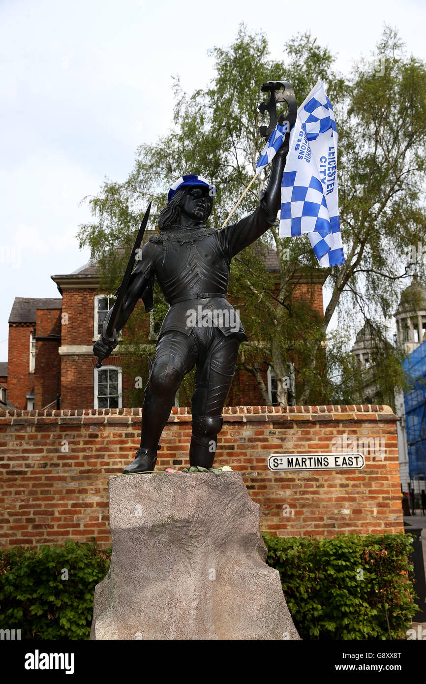 King Richard III statue is decked in Leicester City merchandise in ...