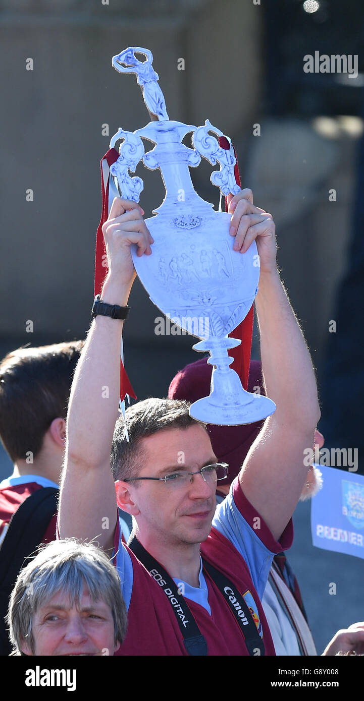 Soccer championship waiting line hi-res stock photography and images ...
