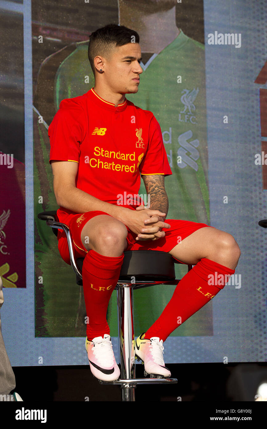 Liverpool reveal 2016-17 home Kit - Royal Liver Building Stock Photo ...