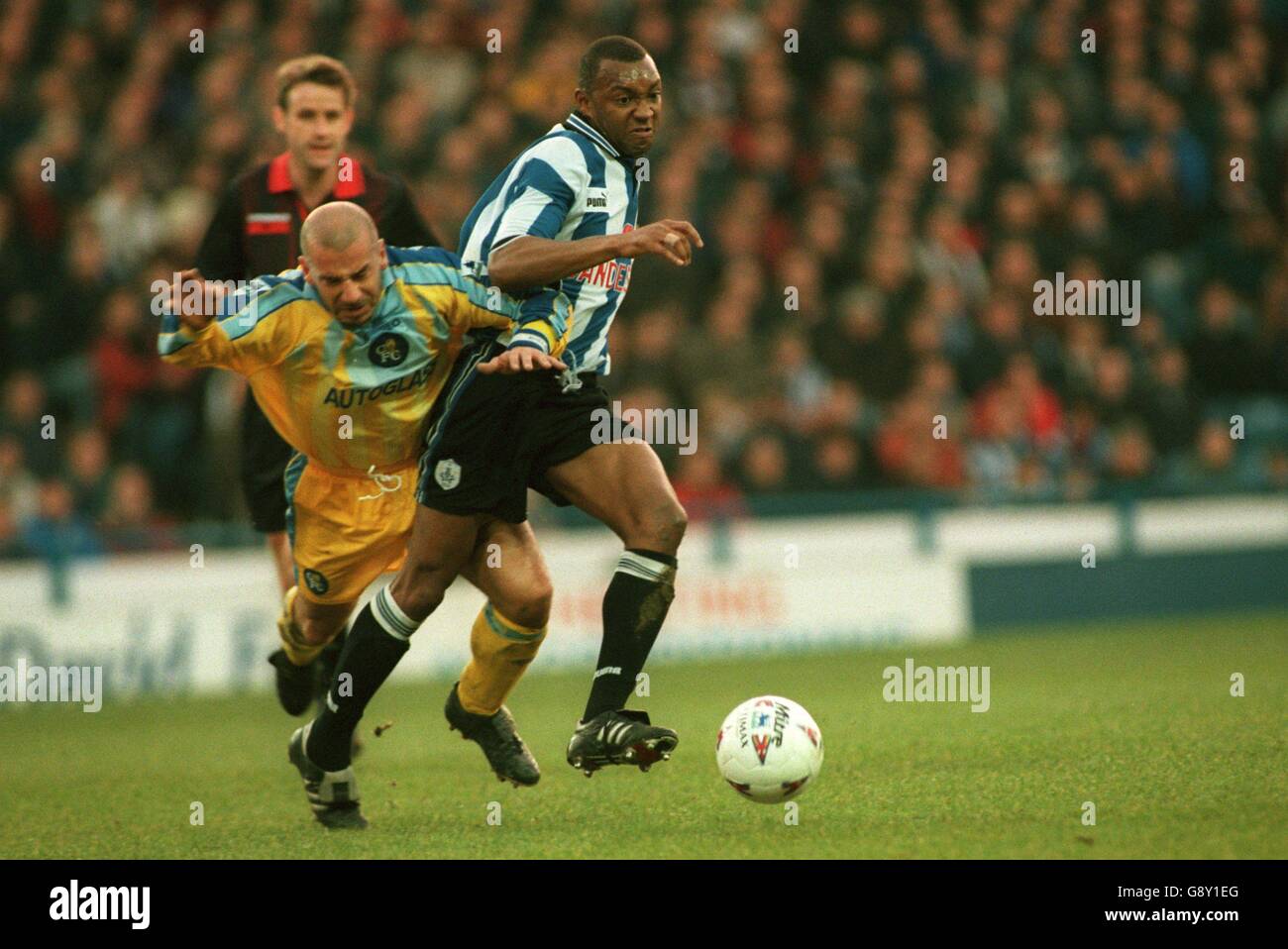 Gianluca vialli chelsea fouled wayne collins sheffield wednesday hi-res ...