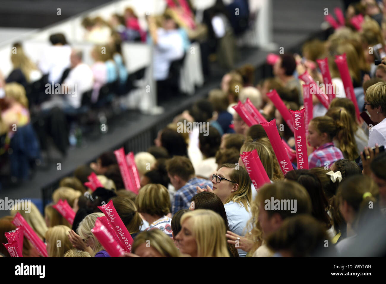 Netball fans in the stands hi-res stock photography and images - Alamy