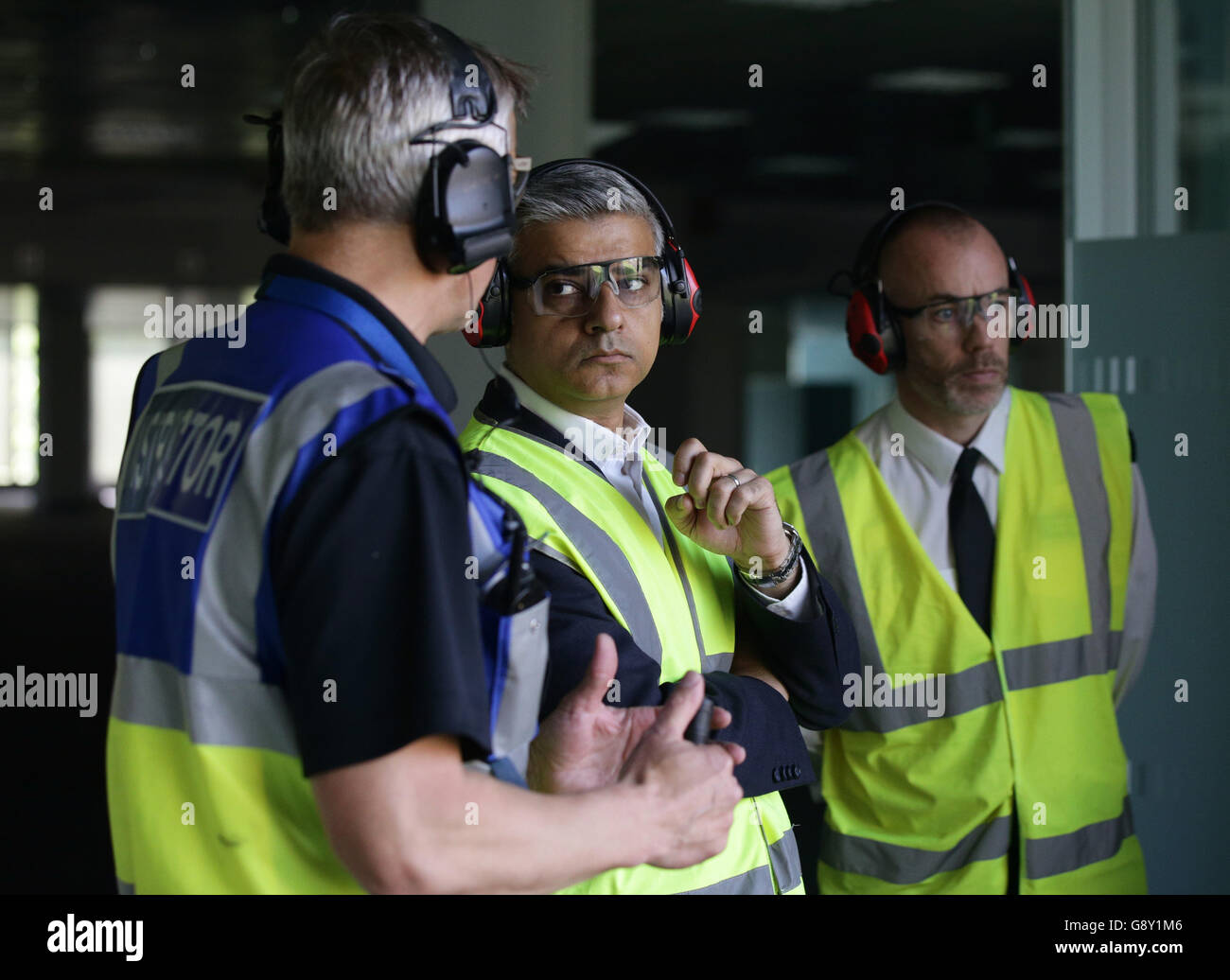 Marauding terrorist firearms attack training exercise hi-res stock ...
