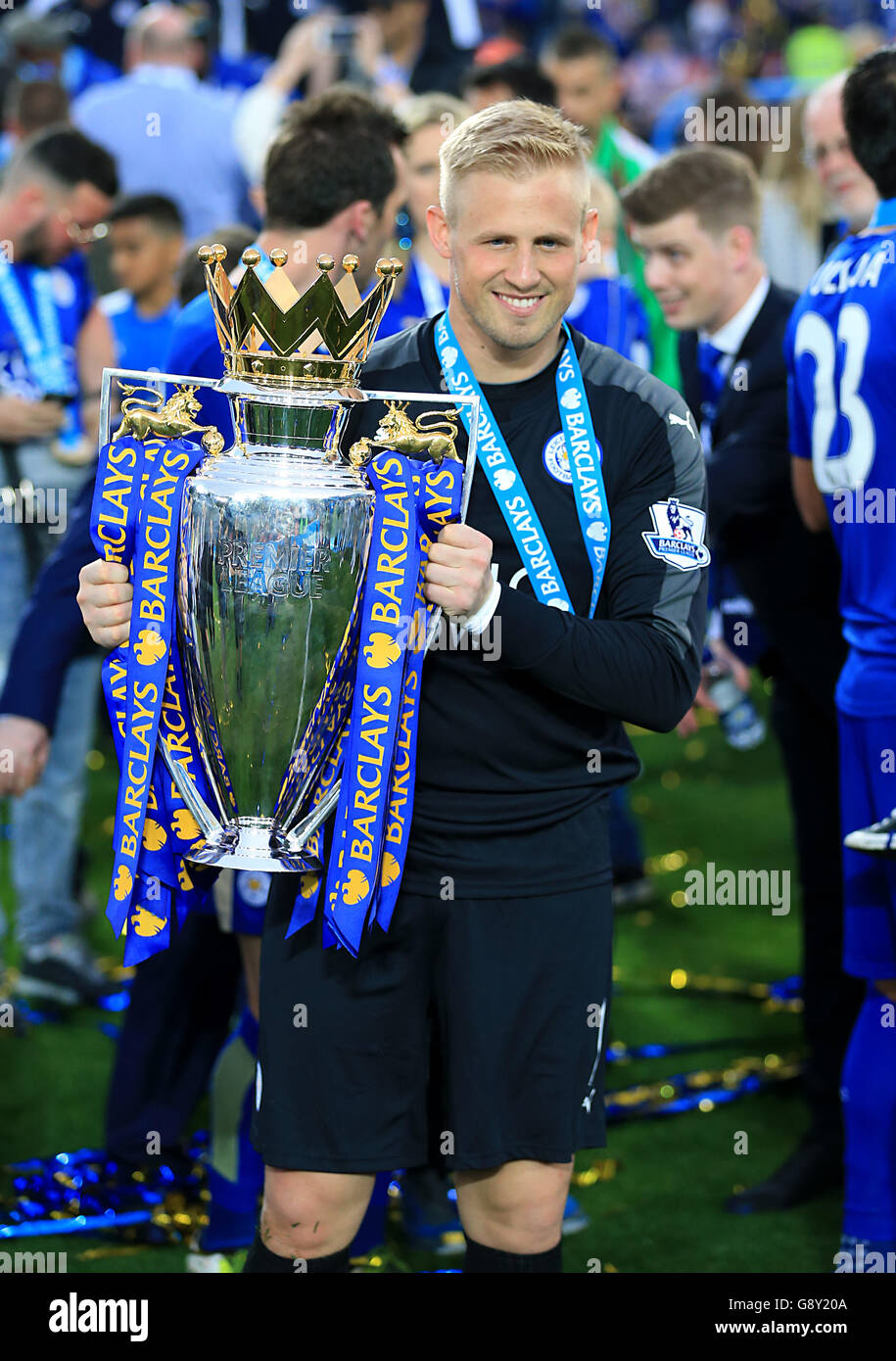 Kasper schmeichel premier league trophy hi-res stock photography and ... Kasper schmeichel premier league trophy hi-res stock photography and ...