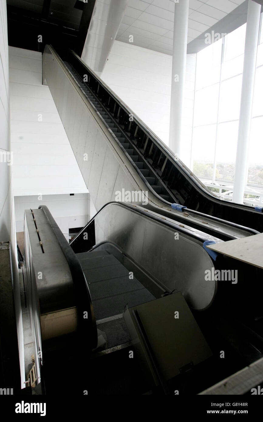 The escalators inside new wembley stadium hi-res stock photography and ...