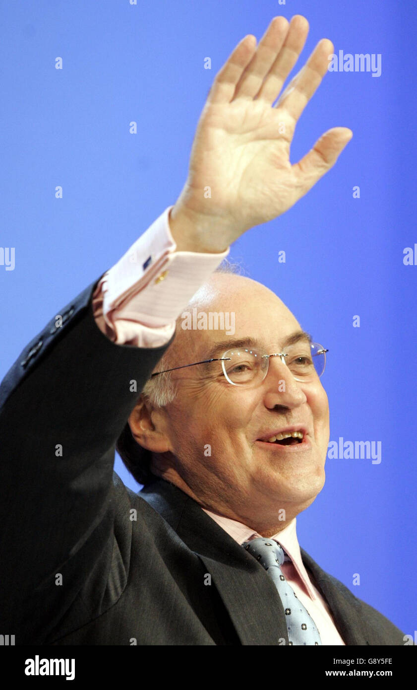 Conservative Leader Michael Howard delivers a farewell address to the ...