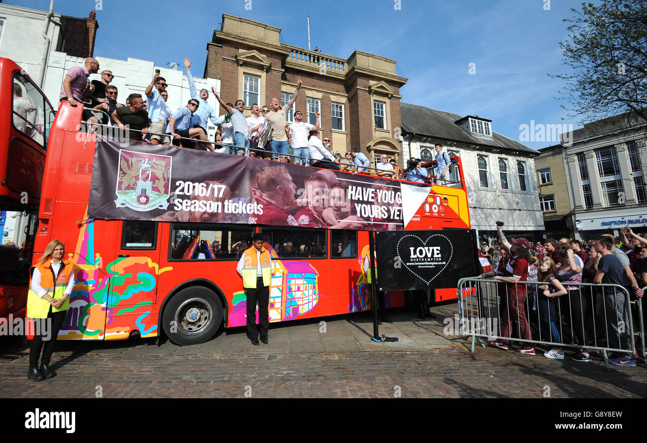 Football team bus parade hi-res stock photography and images - Alamy